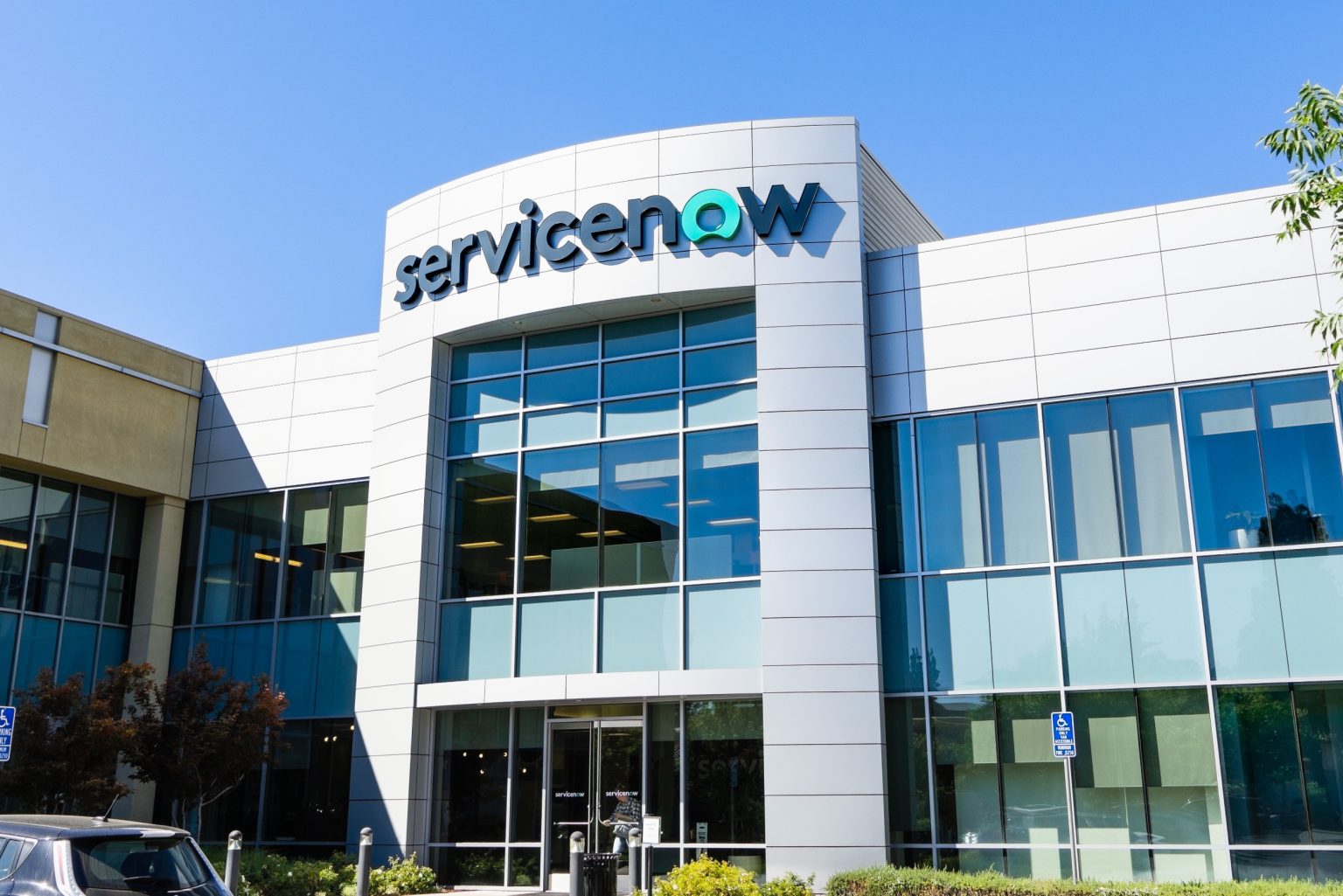 ServiceNow stock price forecast ahead of earnings: will it hit $1K ...
